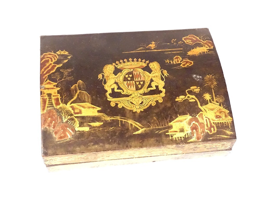 Coffret boîte à jeu laquée armoiries blason Comte jetons nacre lions XVIIIè