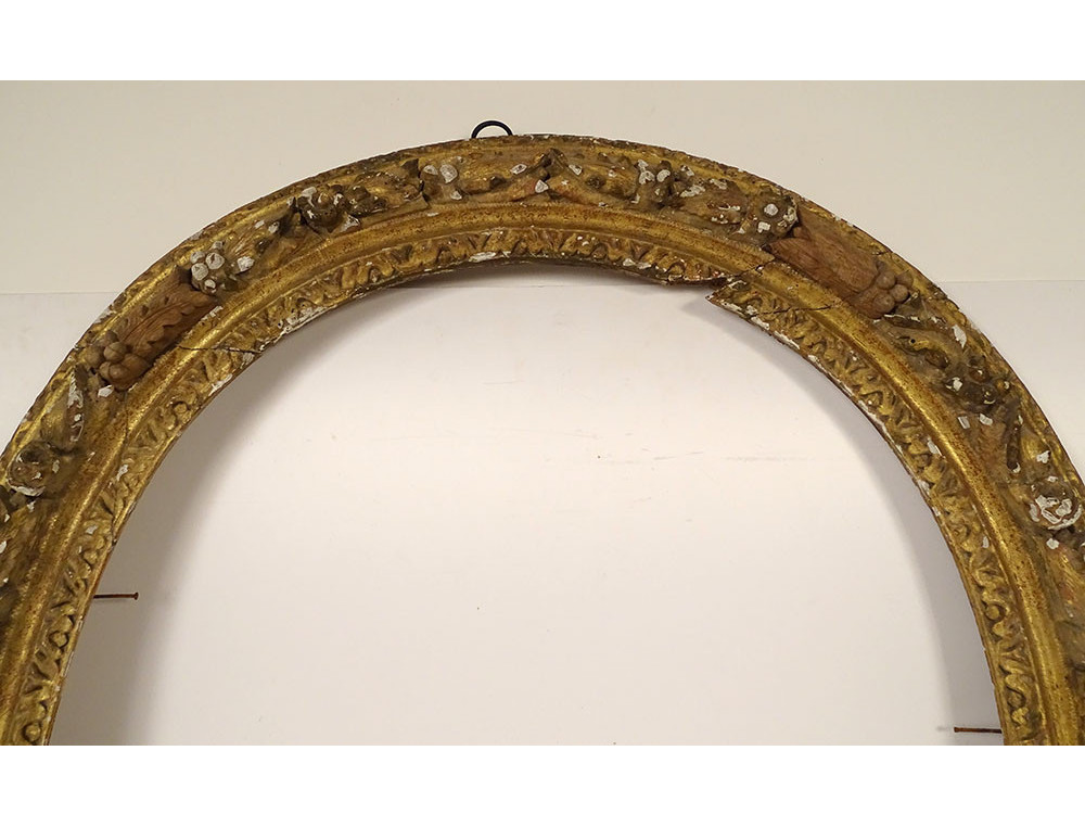 Large oval frame in carved gilded wood with shell flowers, 17th century