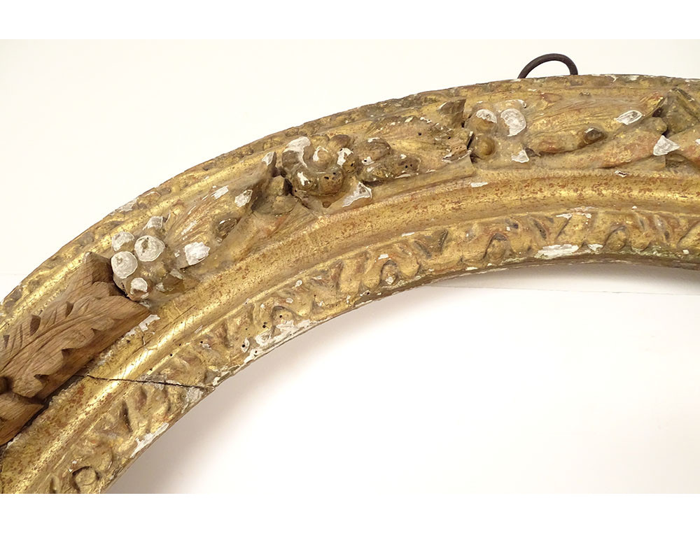 Large oval frame in carved gilded wood with shell flowers, 17th century