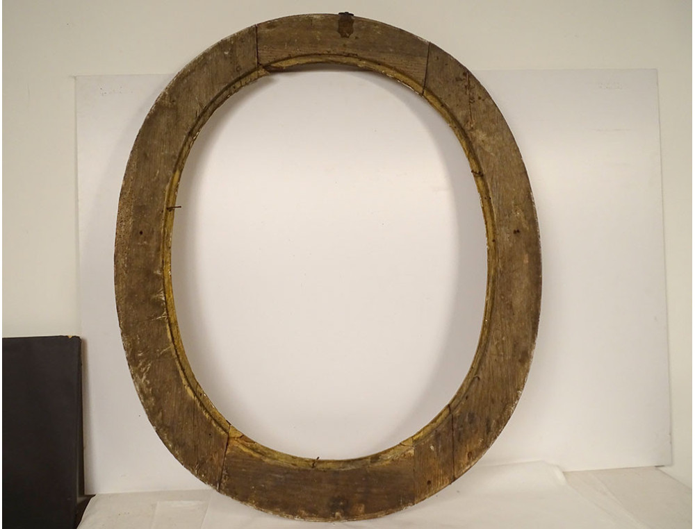 Large oval frame in carved gilded wood with shell flowers, 17th century